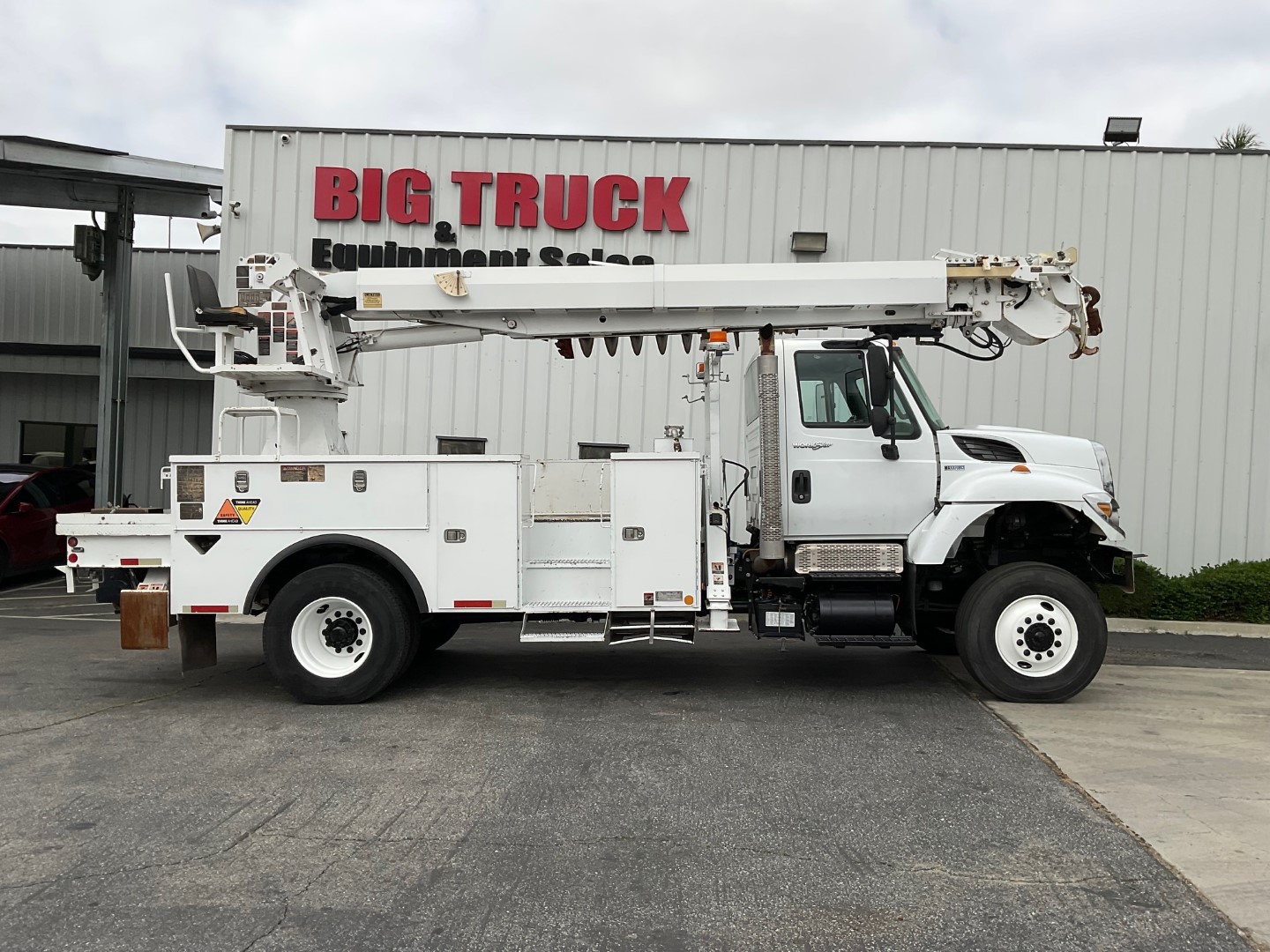 2013 International 7300 4x4 Altec DM47B-TR Digger Derrick Truck For Sale