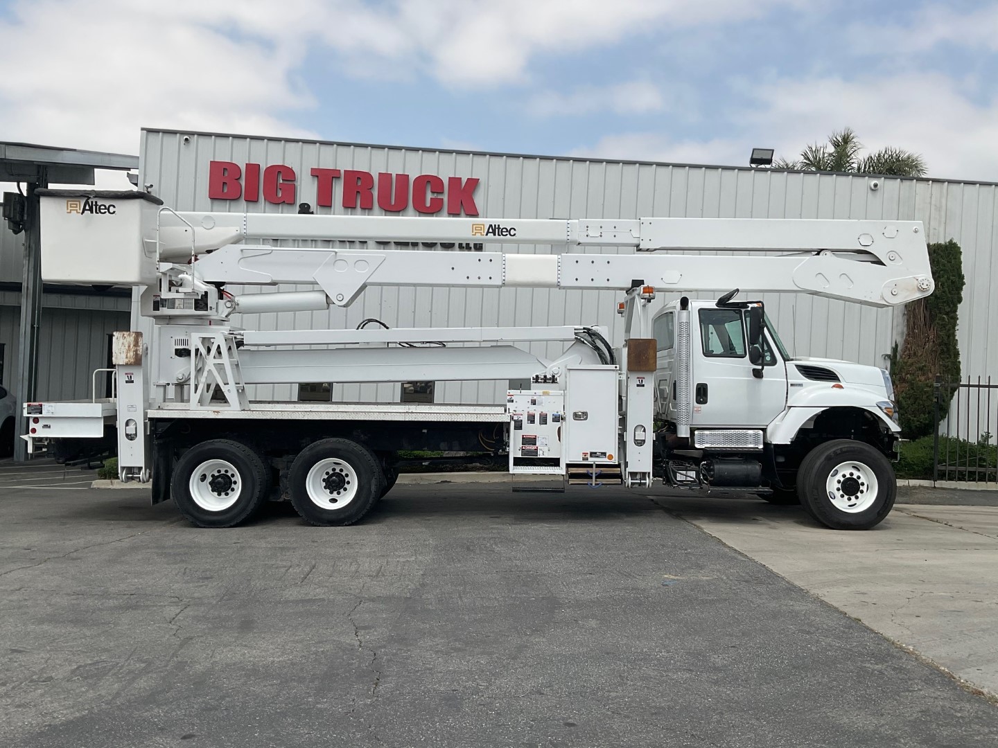 2015 International 7400 6x6 Altec A77T-E93 98' Bucket Truck For Sale