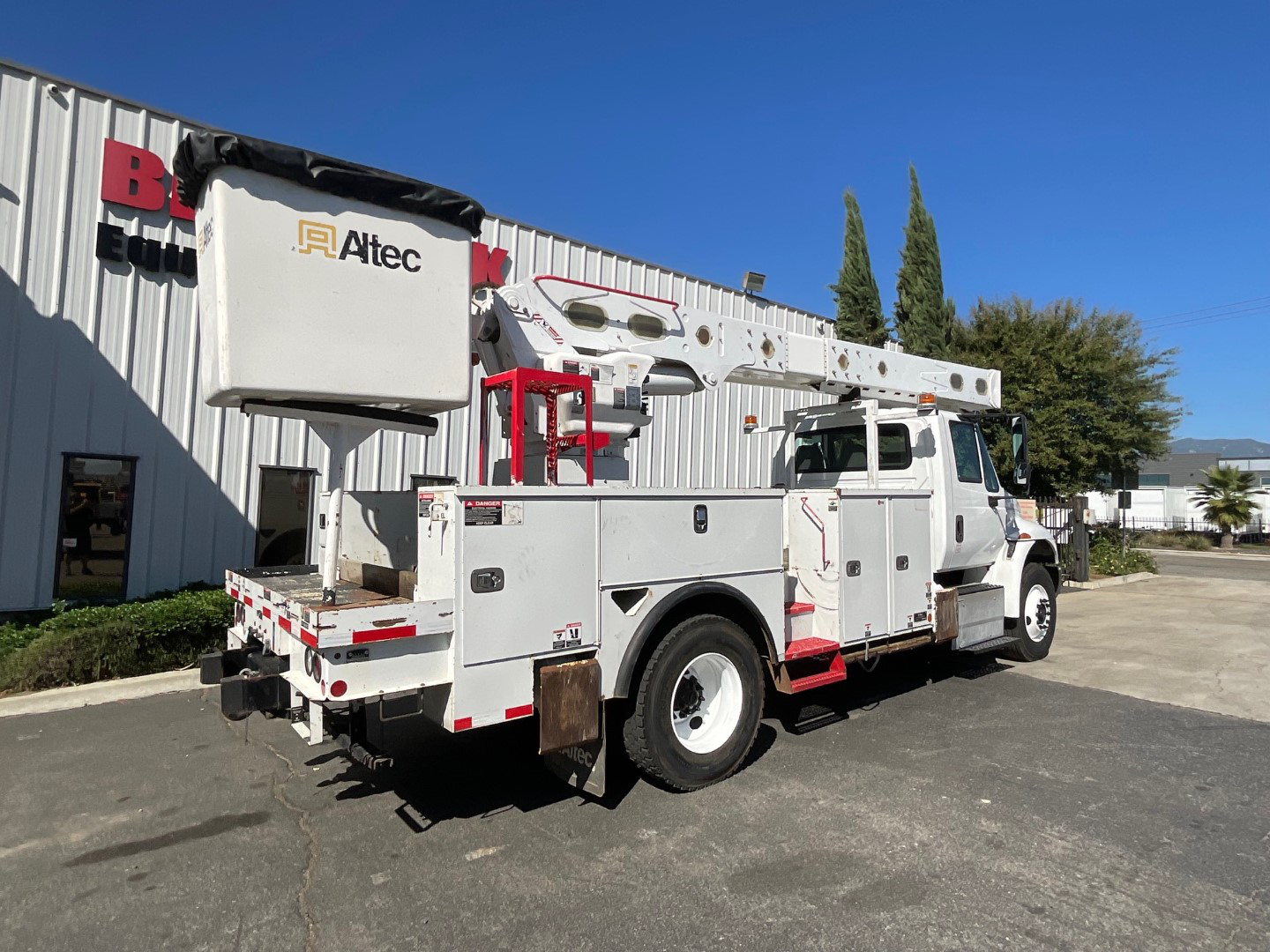 Behind the Scenes: The Engineering Marvels of Bucket Trucks Unveiled ...