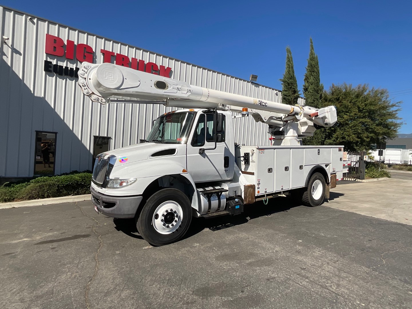 Behind the Scenes: The Engineering Marvels of Bucket Trucks Unveiled ...