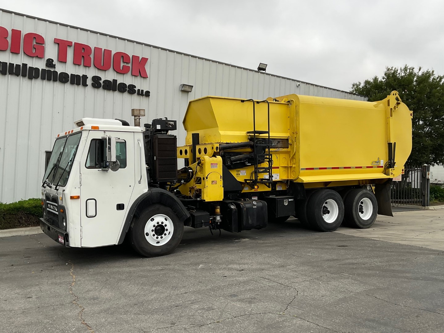 2016 Mack LEU613 Dadee Scorpion Side Loader Garbage Truck For Sale
