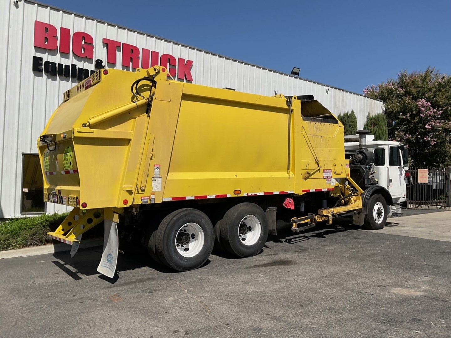2016 Autocar Xpeditor Heil 28YD Side Loader Garbage Truck For Sale