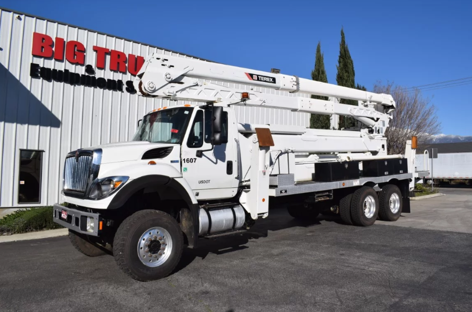 The Ultimate Guide to Buying a Bucket Truck - Big Truck