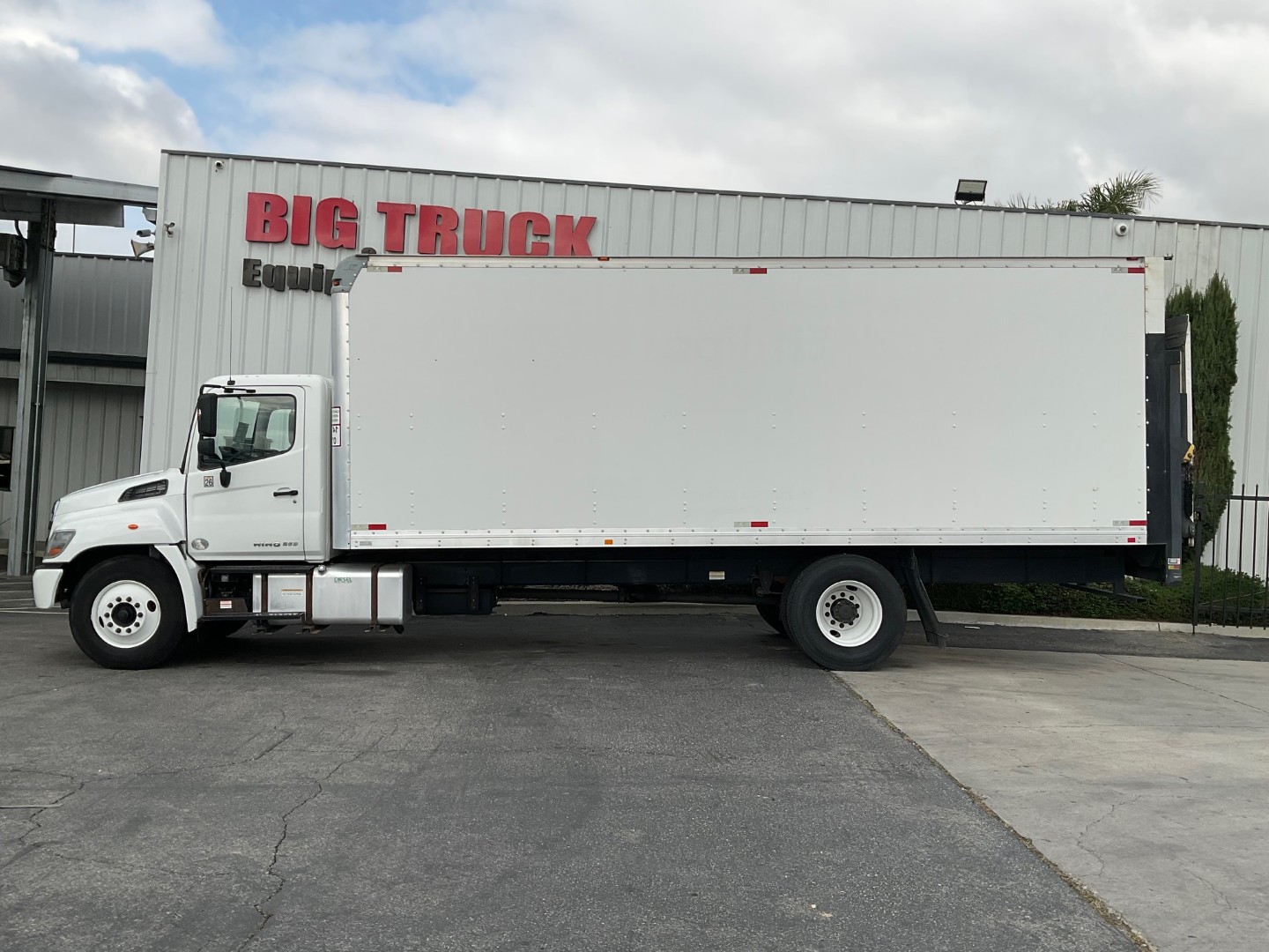 2017 Hino 268 24' Box Truck For Sale