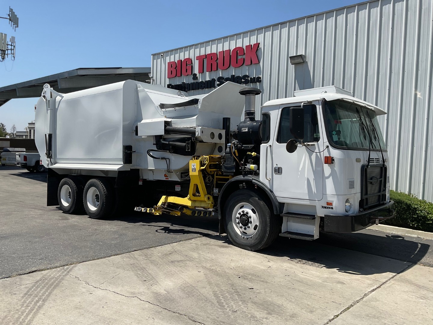 2016 Autocar Xpeditor Dadee Scorpion Side Loader Garbage Truck For Sale