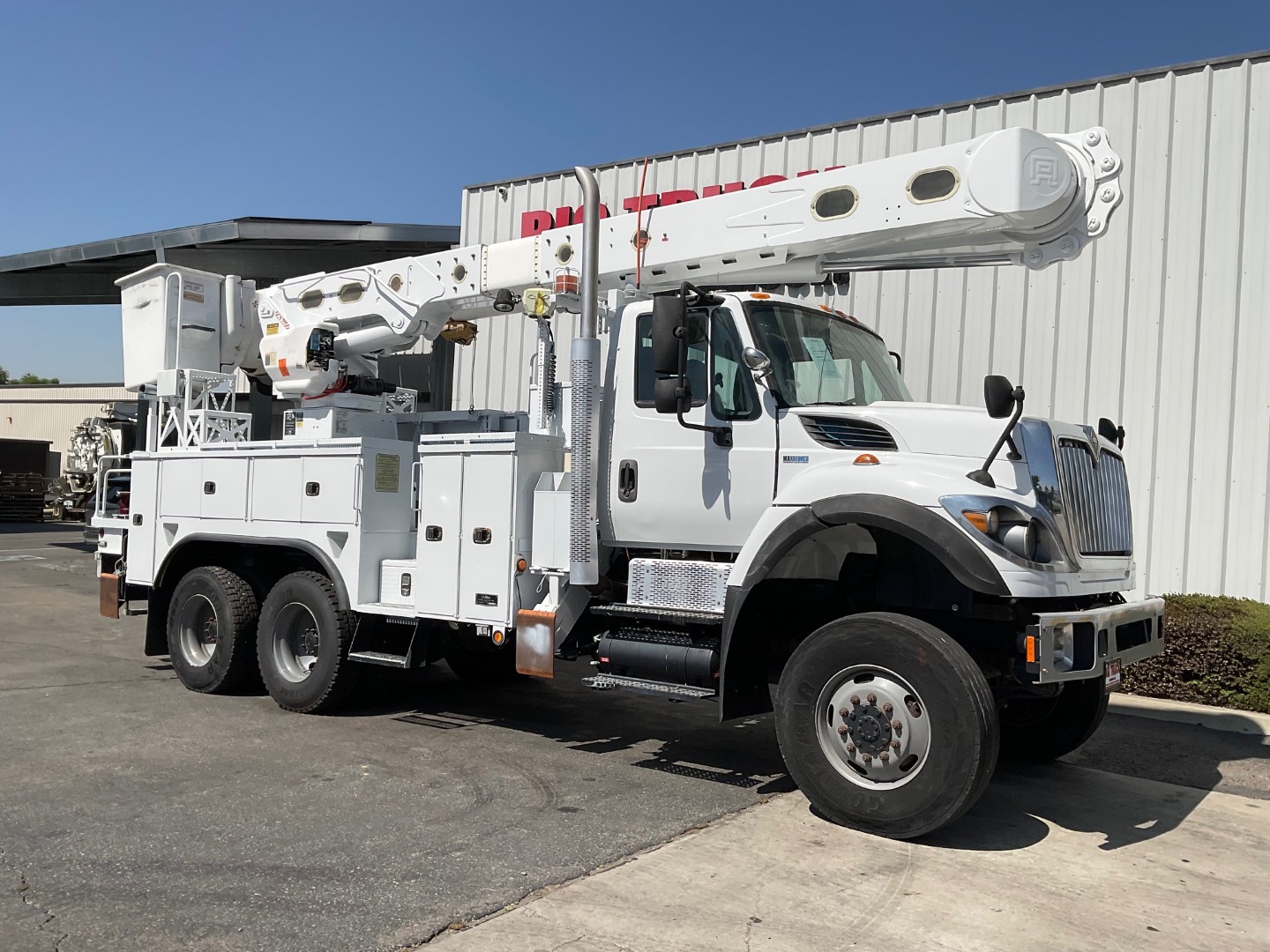 2013 International 7500 6x6 Altec AM55-MH 60' Bucket Truck For Sale