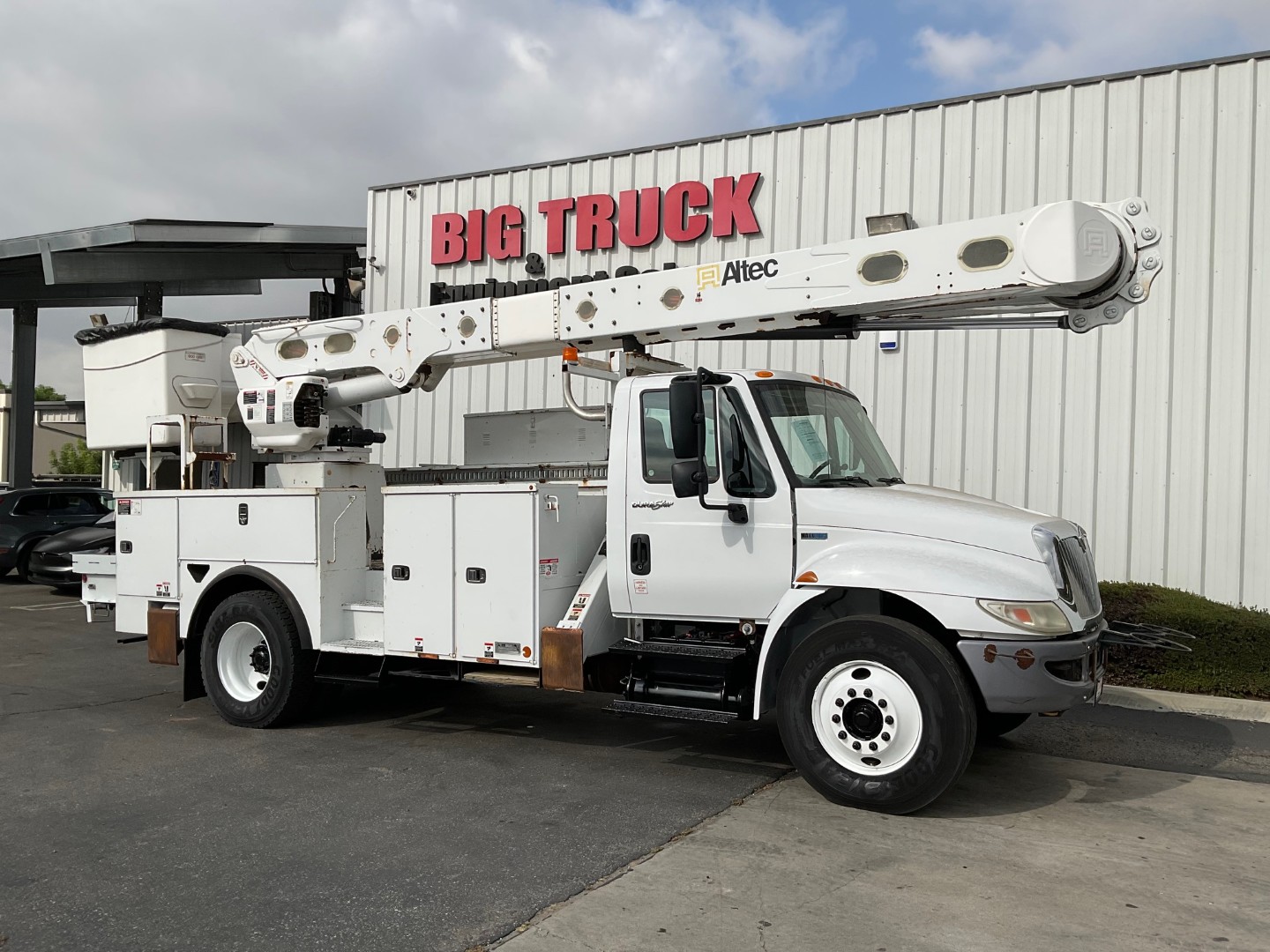 2014 International 4300 Altec AM55 60' Bucket Truck For Sale