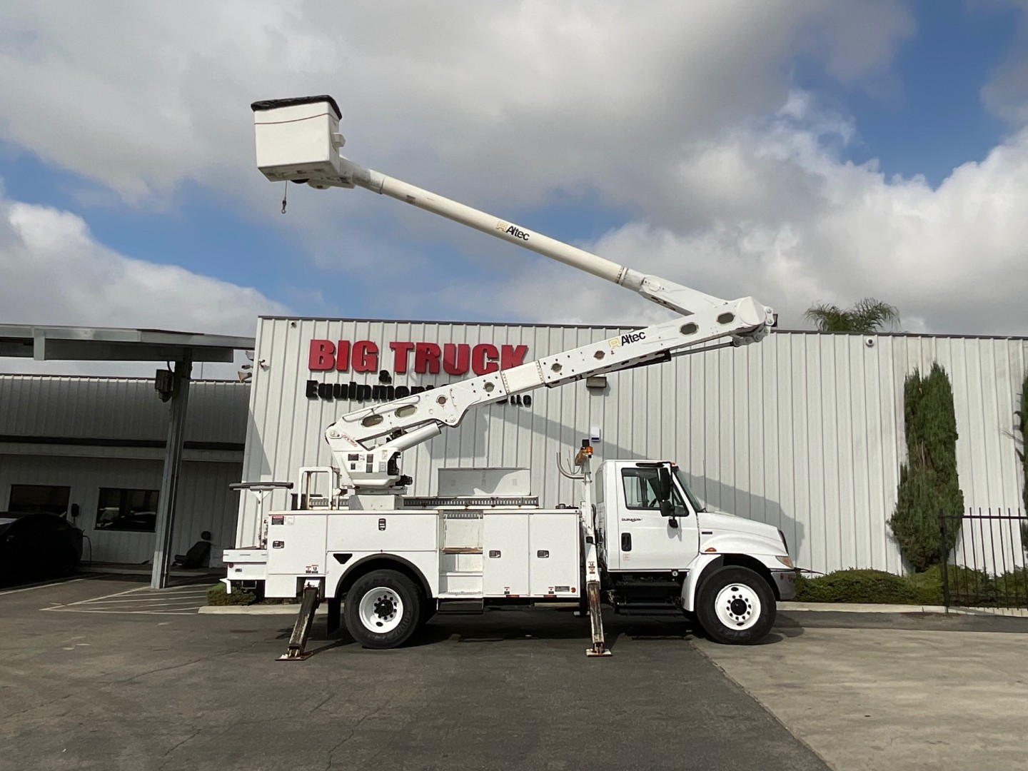 2014 International 4300 Altec AM55 60' Bucket Truck For Sale