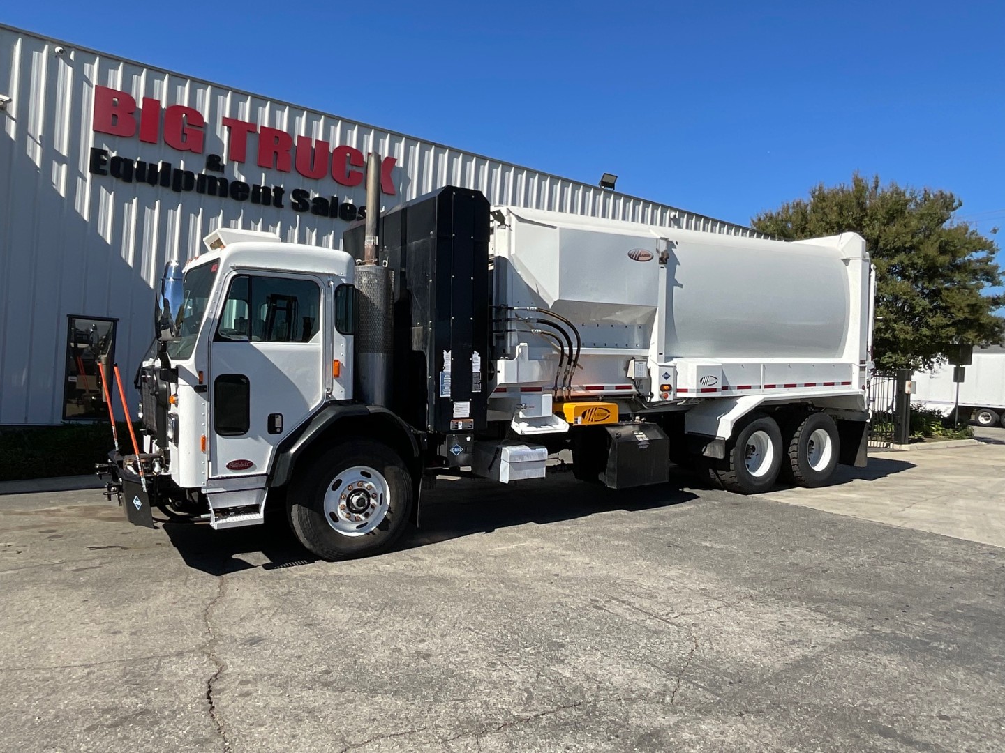 2018 Peterbilt 520 CNG Labrie 29YD Side Loader Garbage Truck For Sale