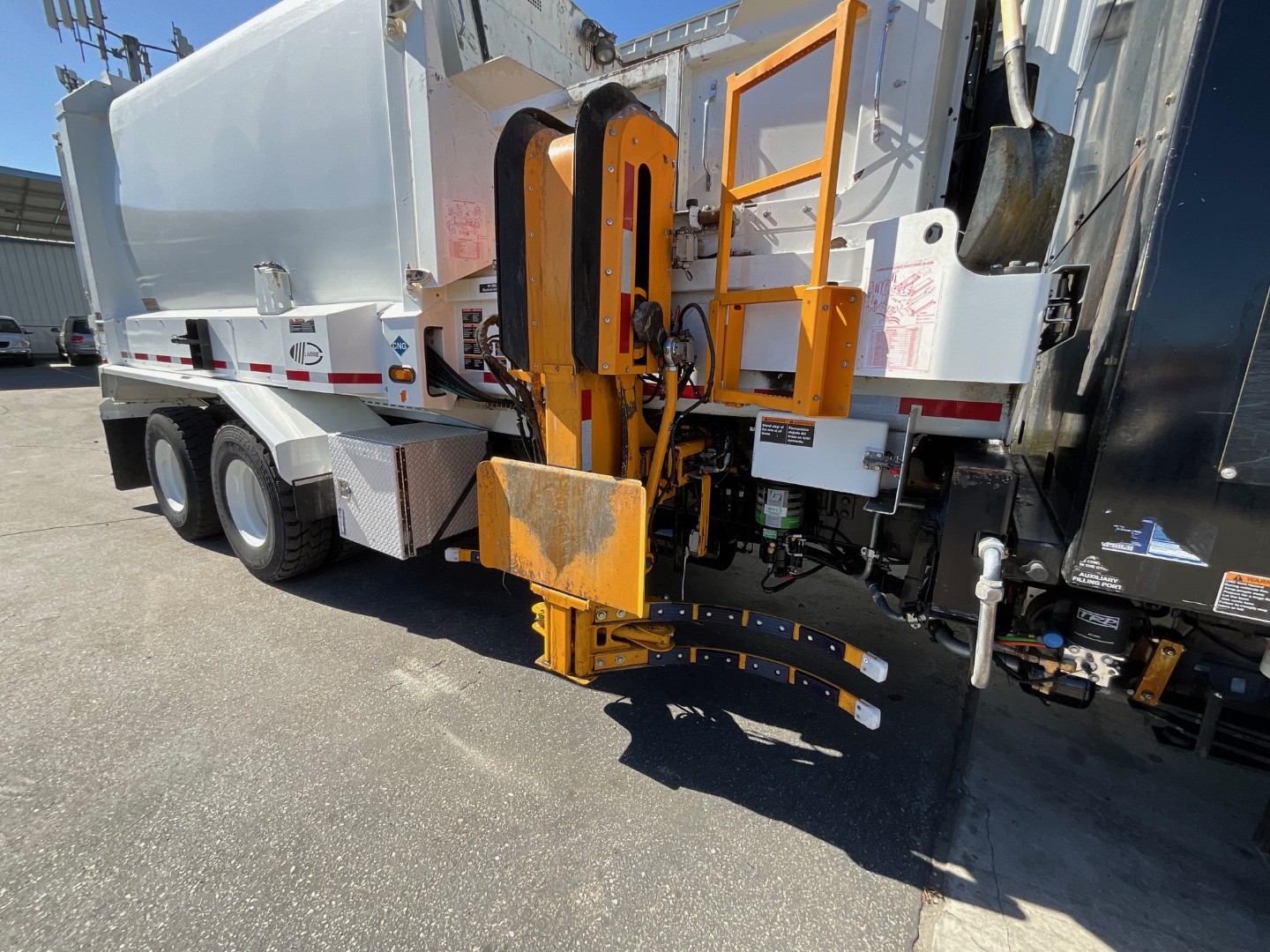 2018 Peterbilt 520 CNG Labrie 29YD Side Loader Garbage Truck For Sale